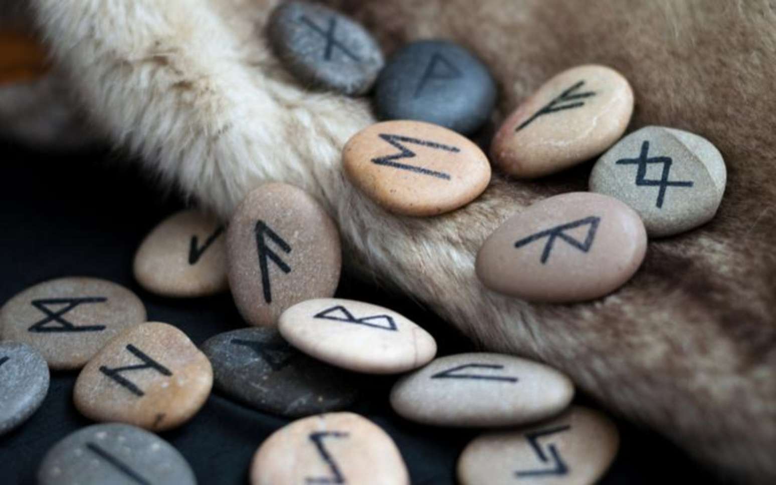Runas de Odin: conheça o oráculo e como consultá-lo