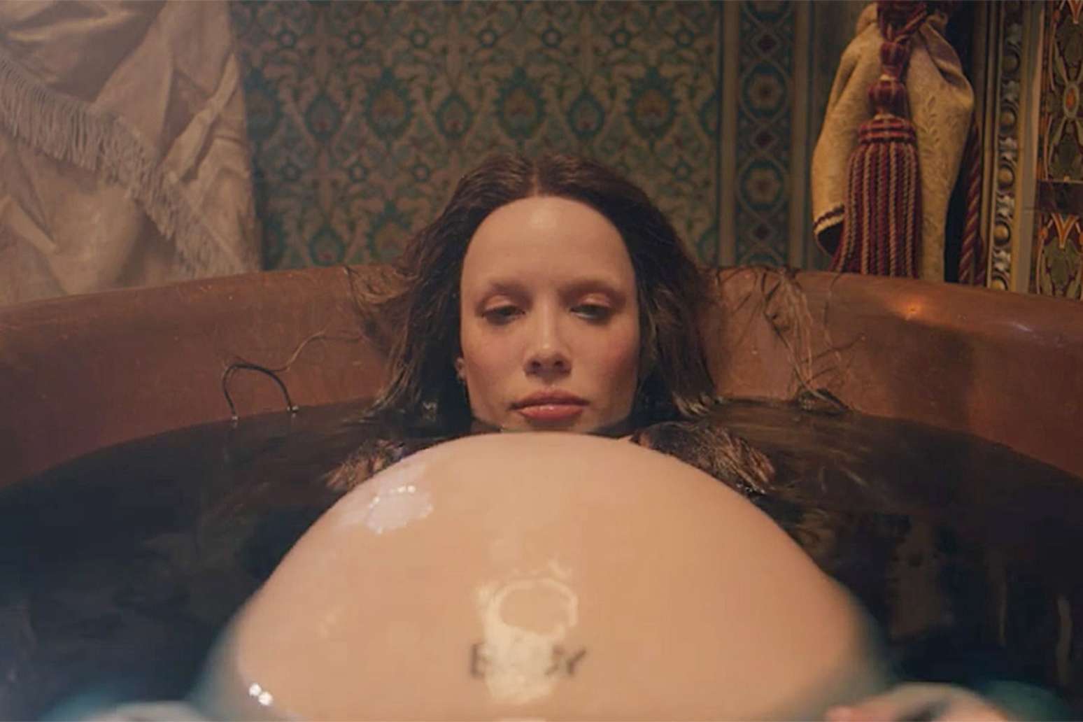 Halsey lança trailer gótico de seu álbum visual