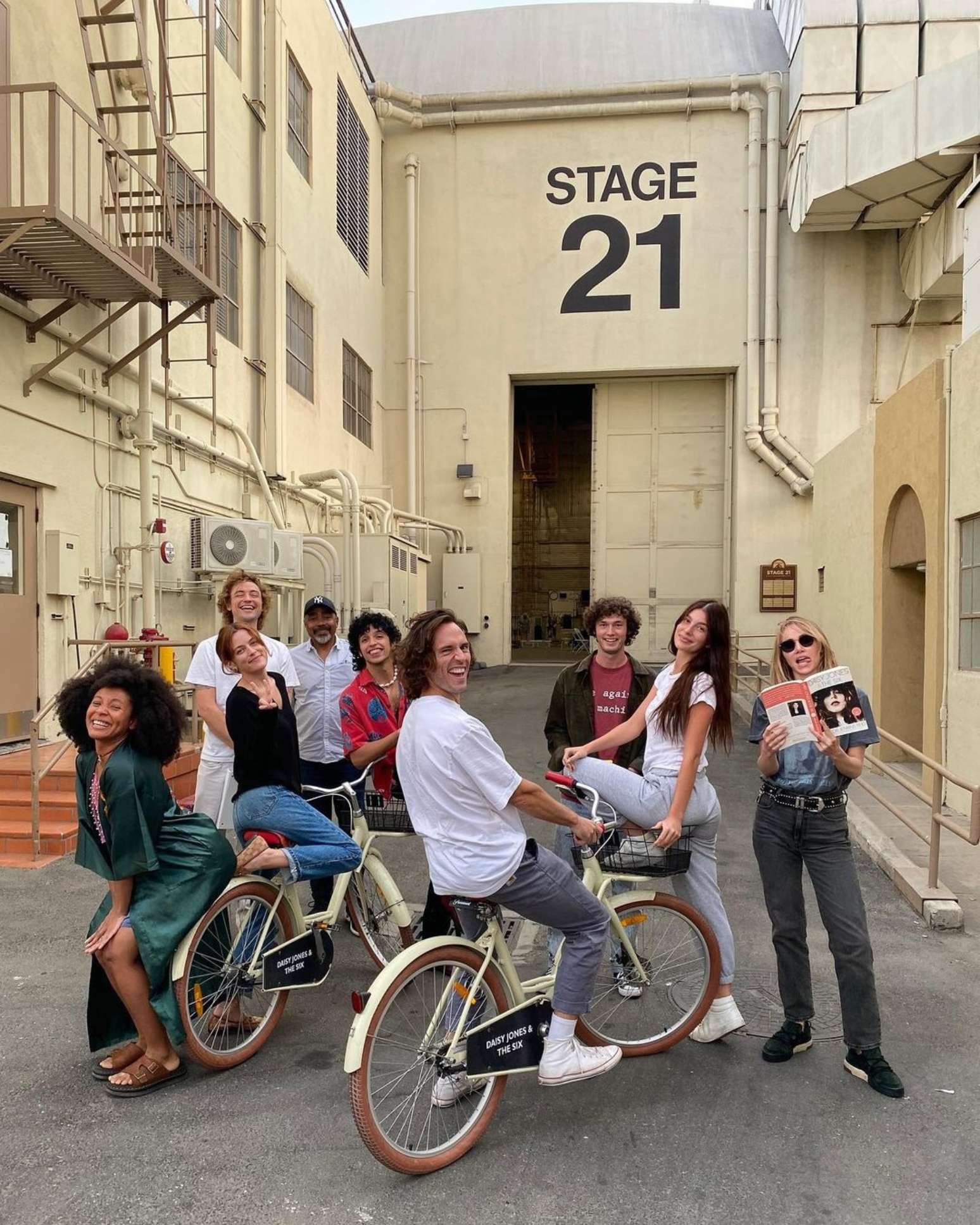 "Daisy Jones & The Six" ganha primeiras imagens de bastidores