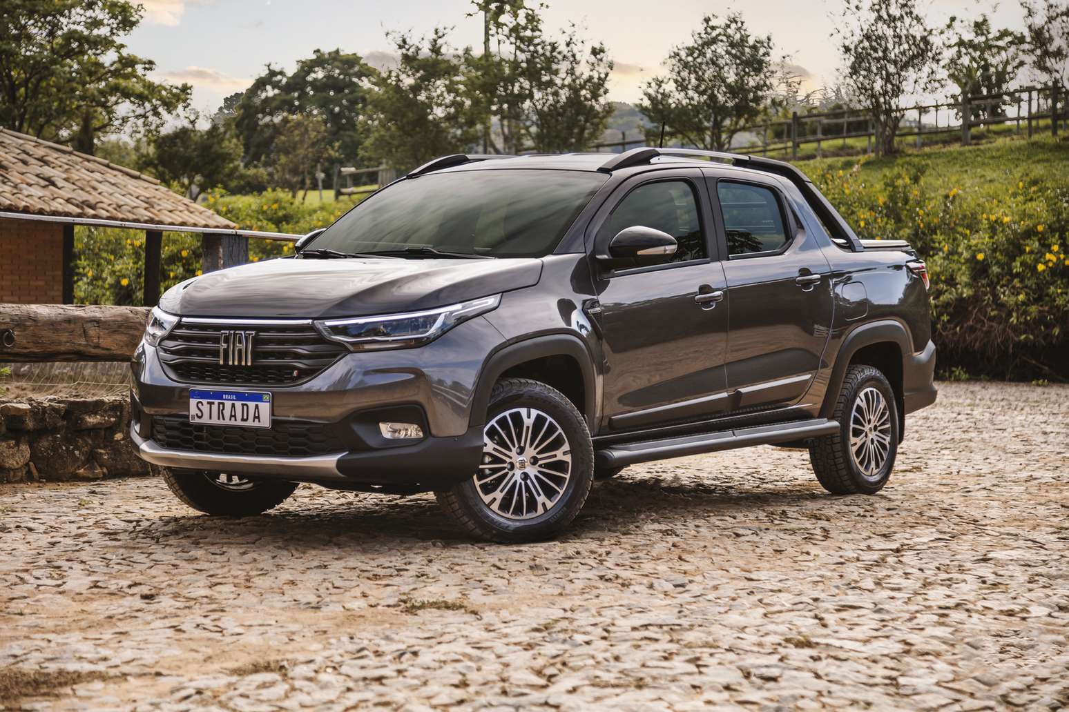 Fiat Strada ganha câmbio automático e inédita versão Ranch