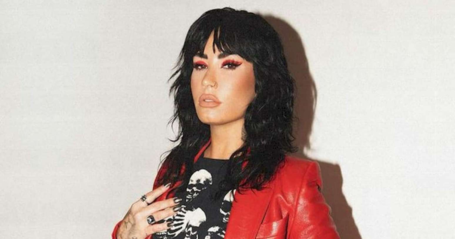 Demi Lovato leva pontos na cabeça depois de batê-la em um cristal
