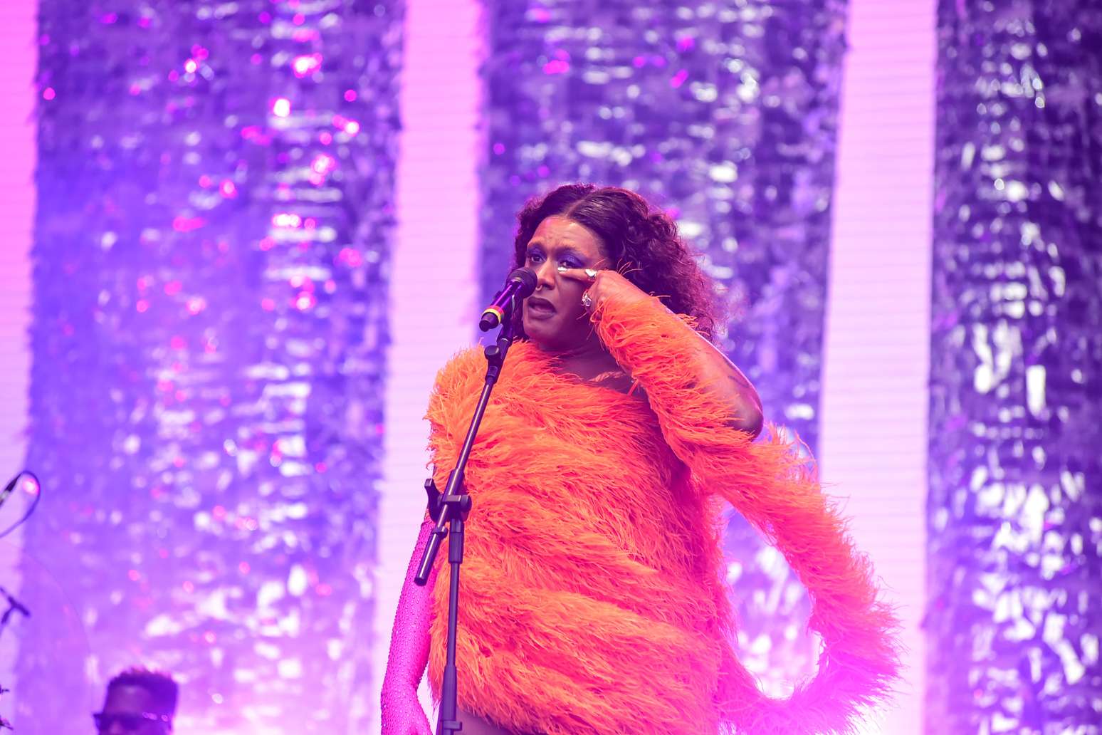 Liniker chora ao falar sobre representatividade durante show no Rock in Rio