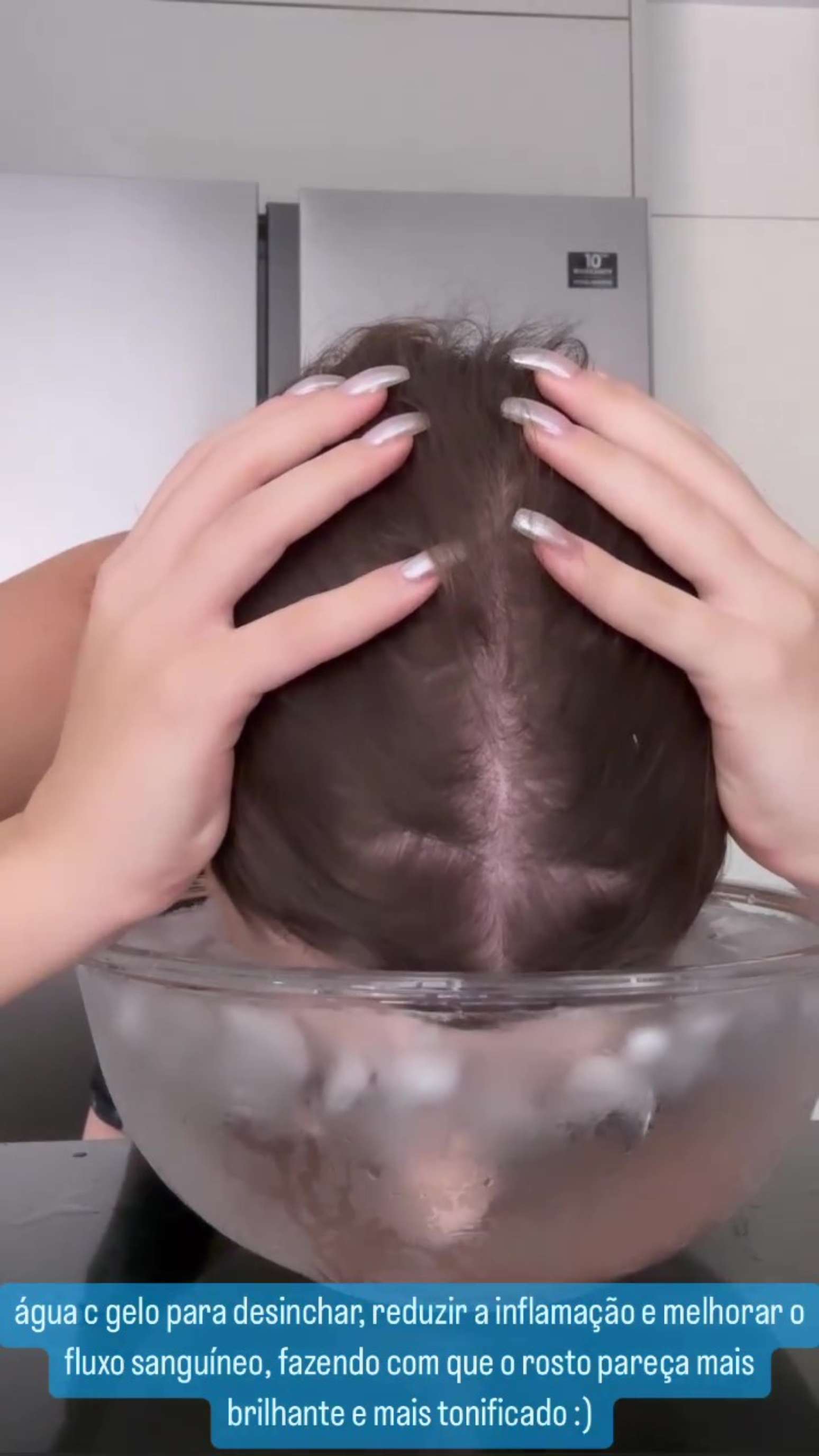 Jade Picon mergulha o rosto em água com gelo. Para que serve a técnica?