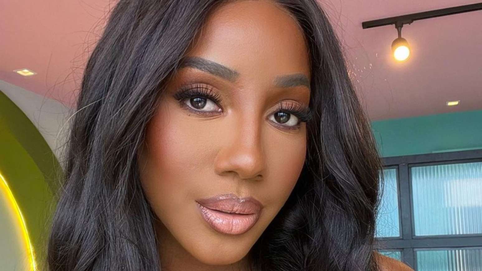 Camilla de Lucas se irrita com seguidora que falou de sua axila: ‘Quer que meu suvaco seja branco?'