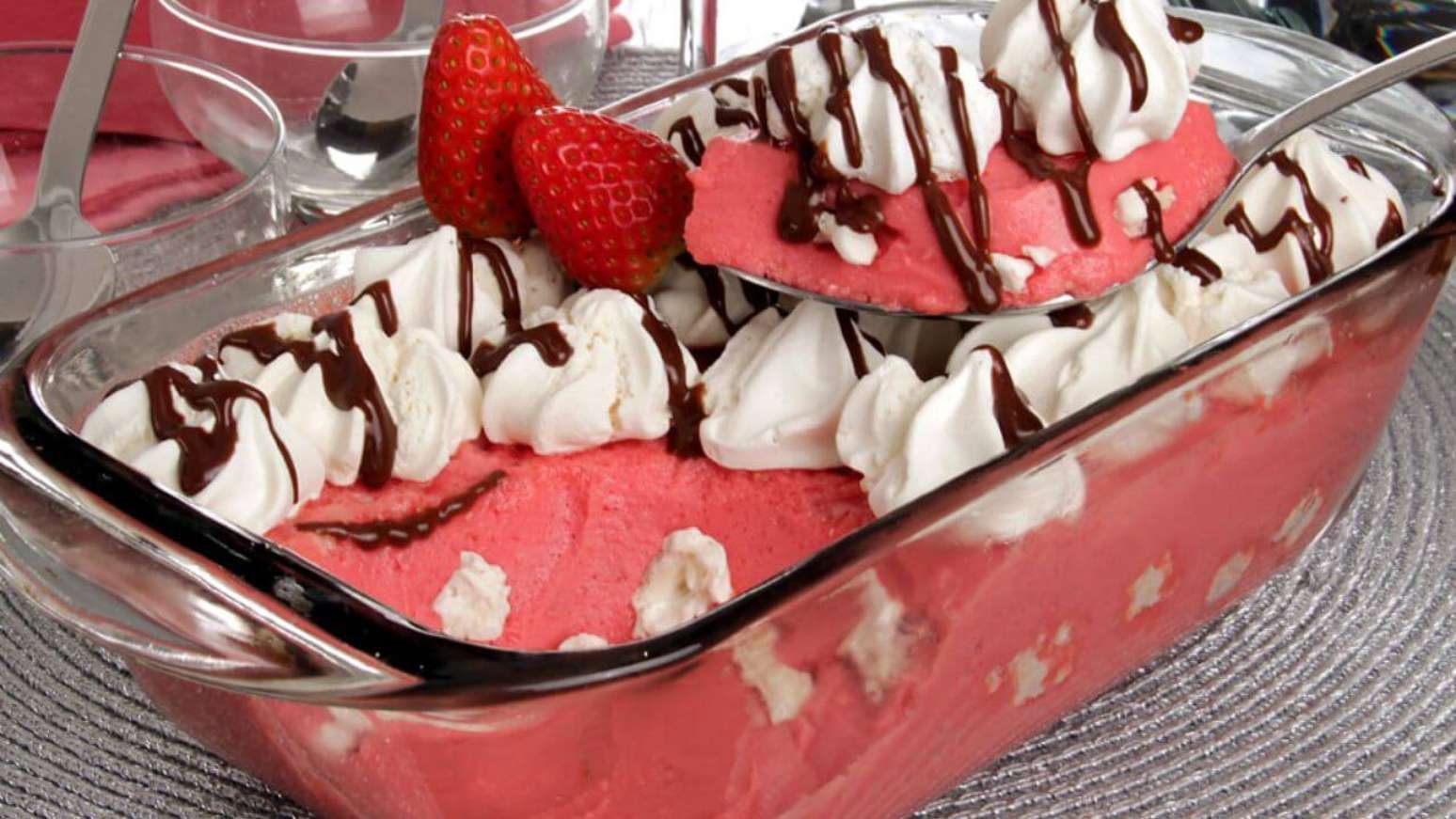 Mousse de morango com suspiro: sobremesa linda, rápida e que rende