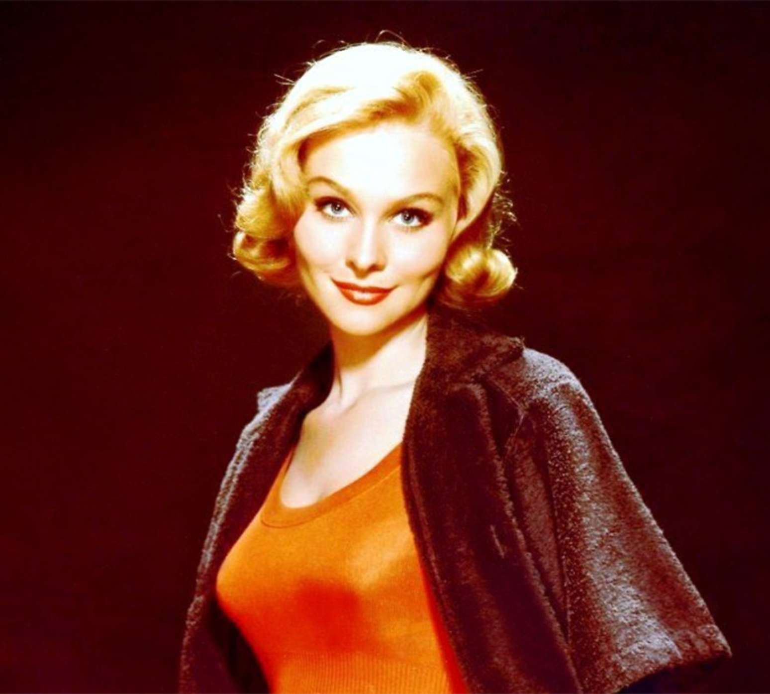 Diane McBain, que filmou com Elvis e Batman, morre aos 81 anos
