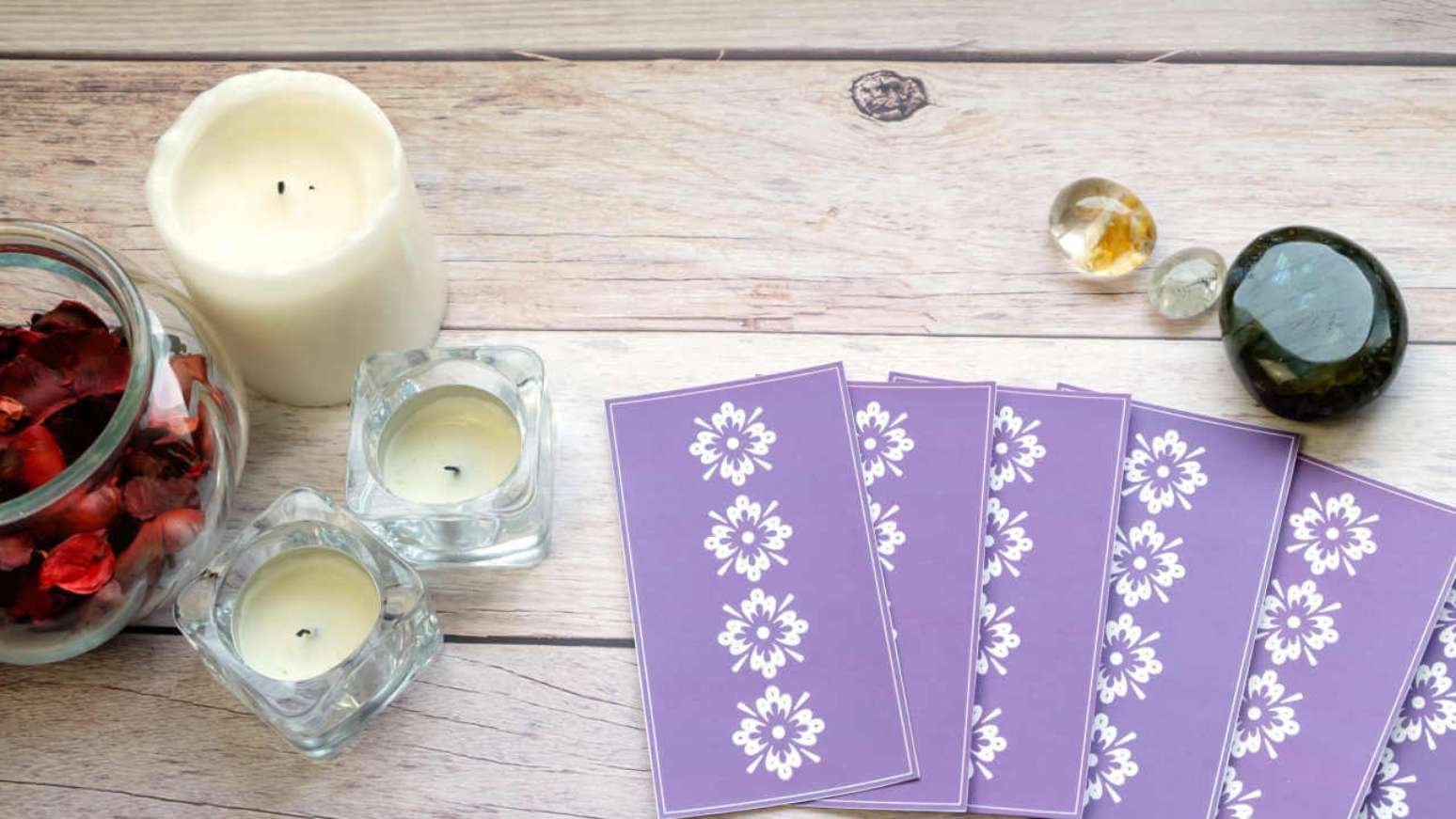 Você sabe a diferença entre tarot e oráculo? Entenda