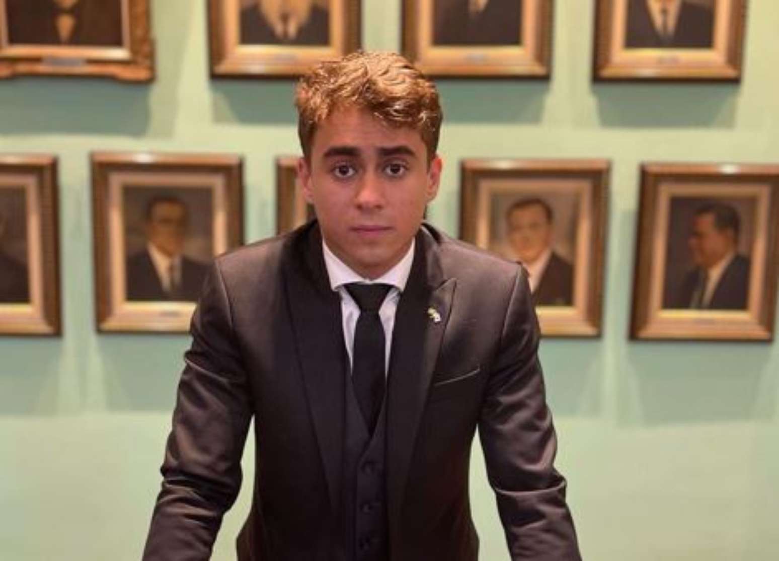 Nikolas Ferreira põe peruca, diz que é deputada 'Nikole' e prega contra ...