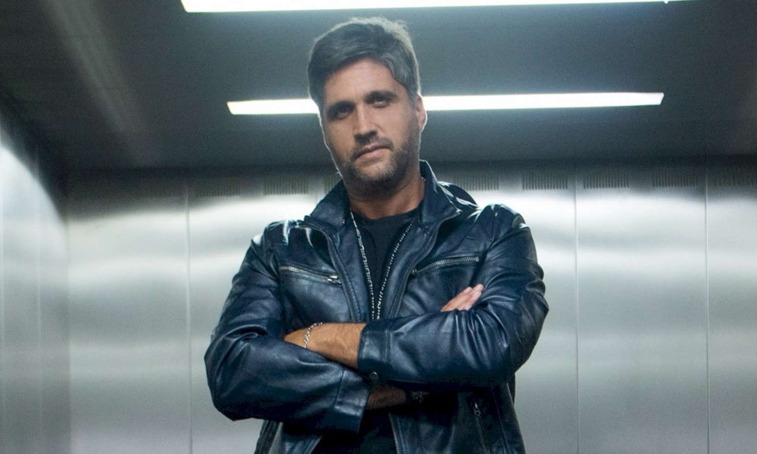 Leo Chaves lança a faixa "Surra de Flores" com Guilherme & Benuto