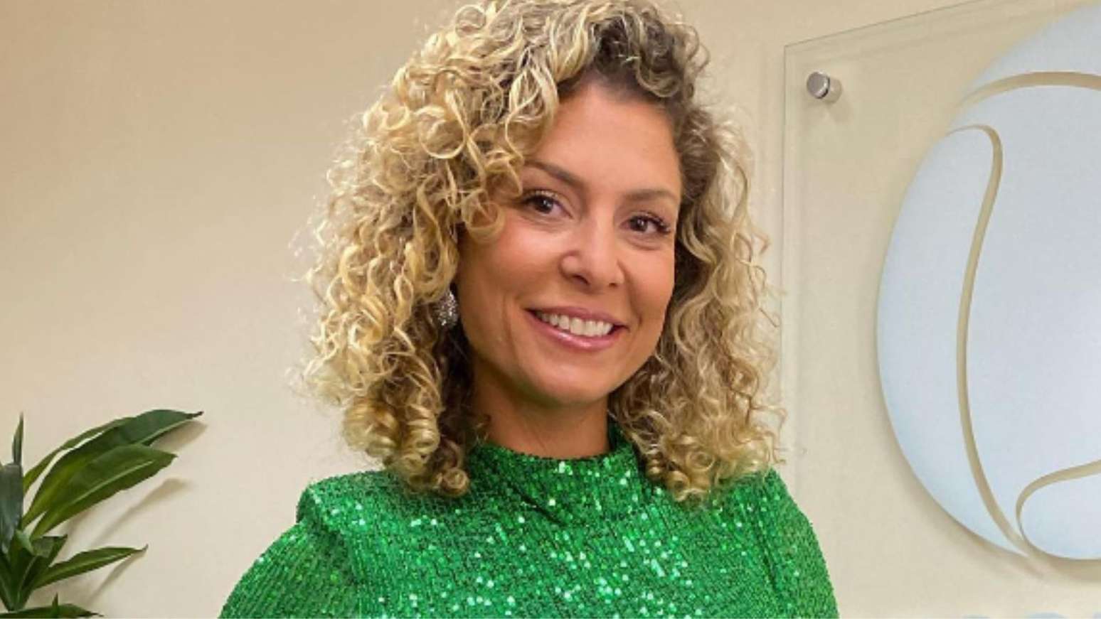 Bárbara Borges exibe bronzeado em dia ao usar minicropped