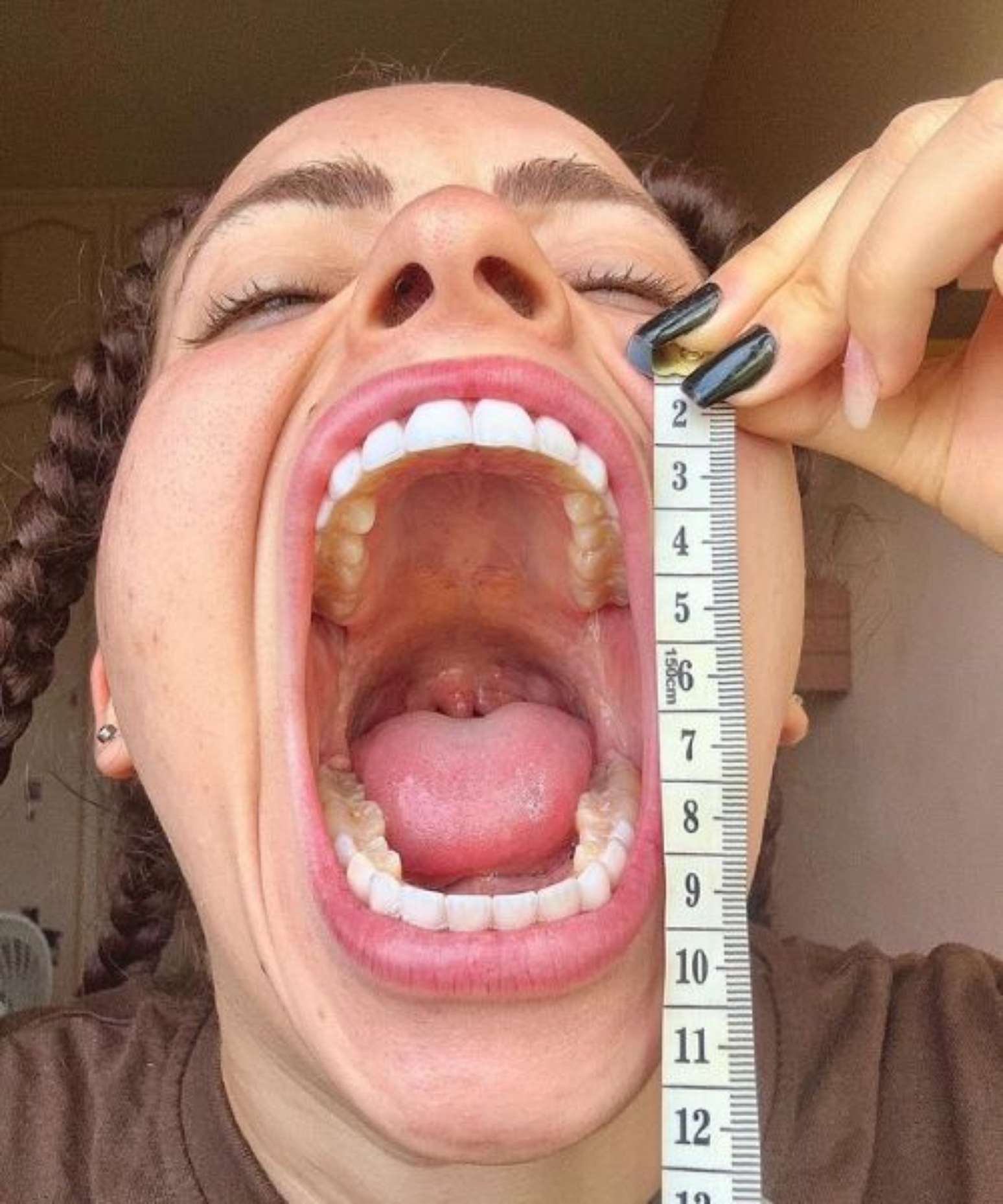 Brasileira busca recorde de 'maior boca feminina' do mundo