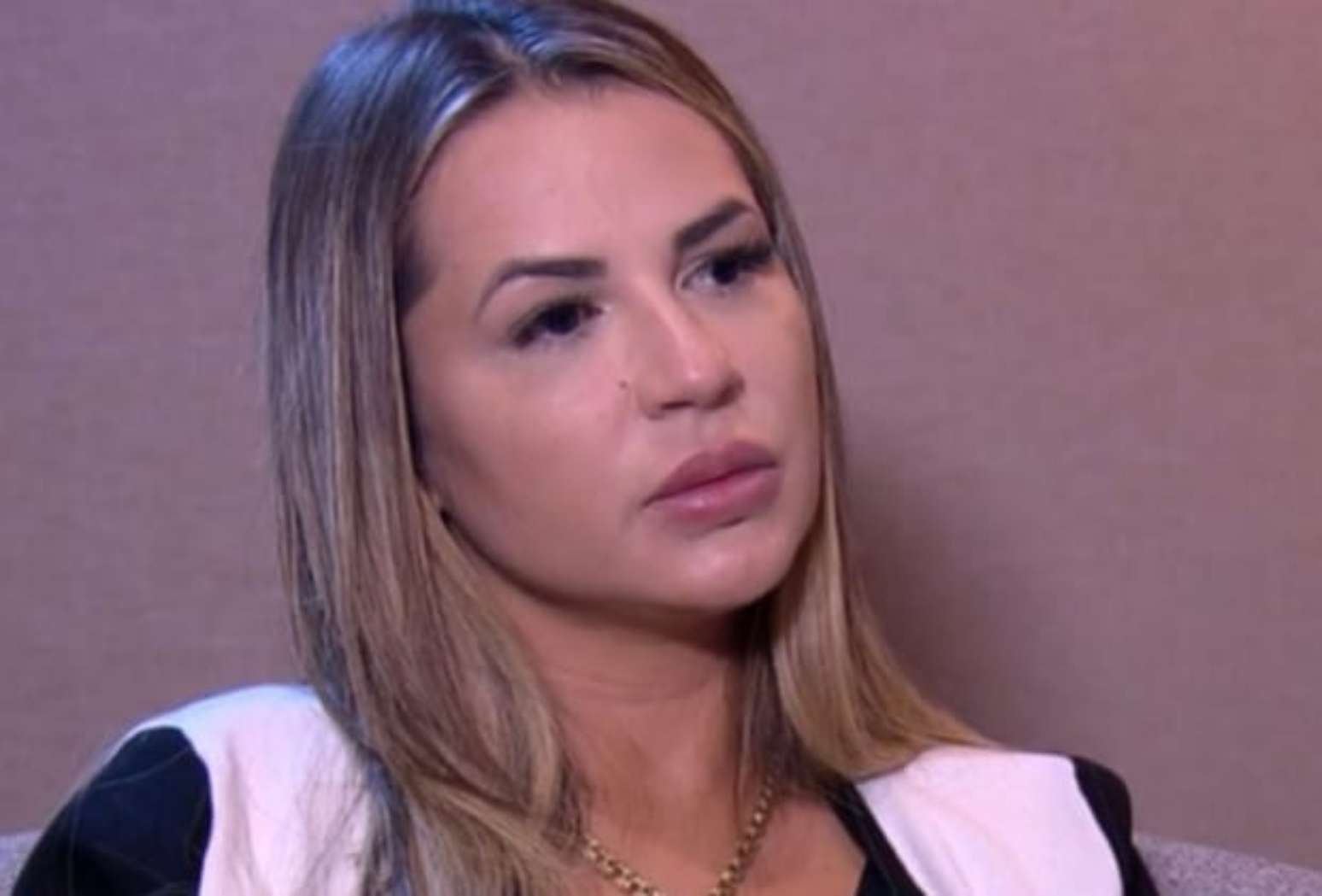 Deolane Bezerra toma atitude em público após dois anos da morte de MC Kevin