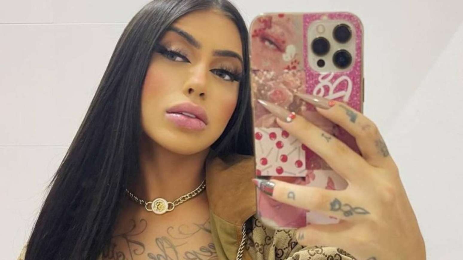 MC Mirella radicaliza o visual e divide opiniões: 'É um gambá?'