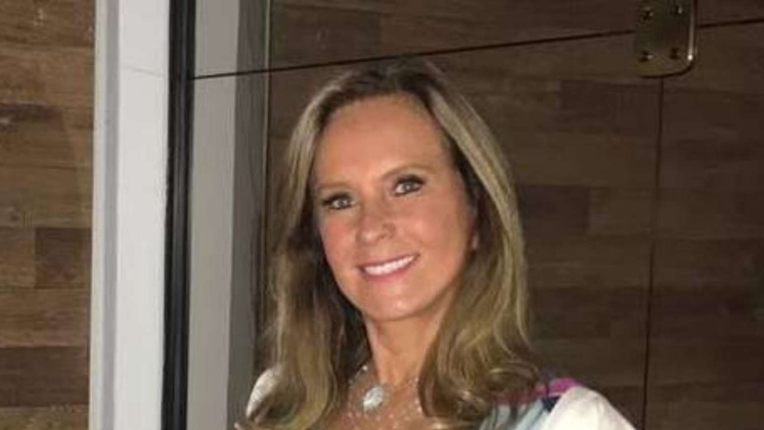 Aos 80 anos, Helô Pinheiro esbanja beleza em vestido com fenda profunda