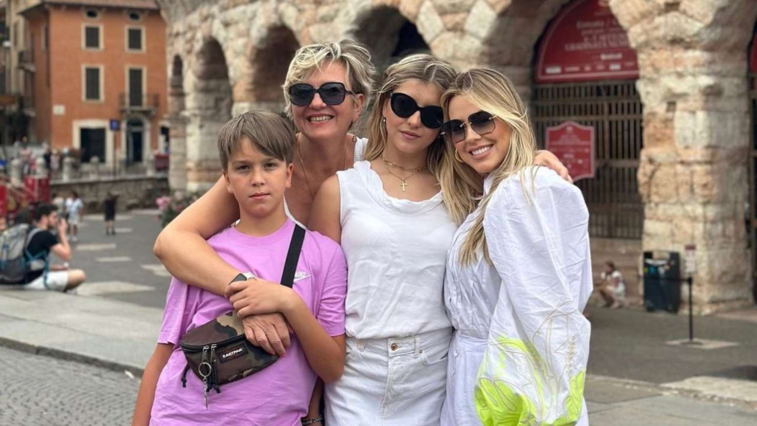 Isabella Cecchi reencontra a família em viagem emocionante