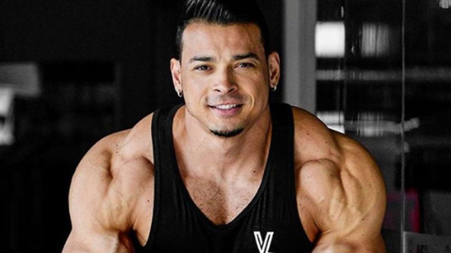 Felipe Franco revela rosto do filho em fotos raras de viagem com a família