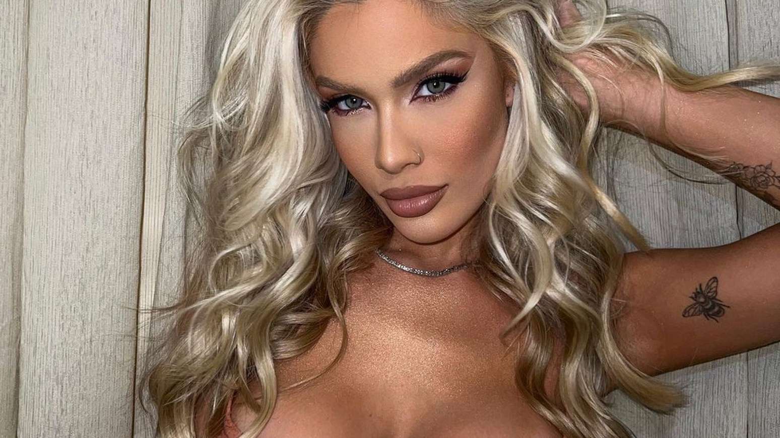 Karoline Lima, ex de Éder Militão, é vista agarrada com cantor