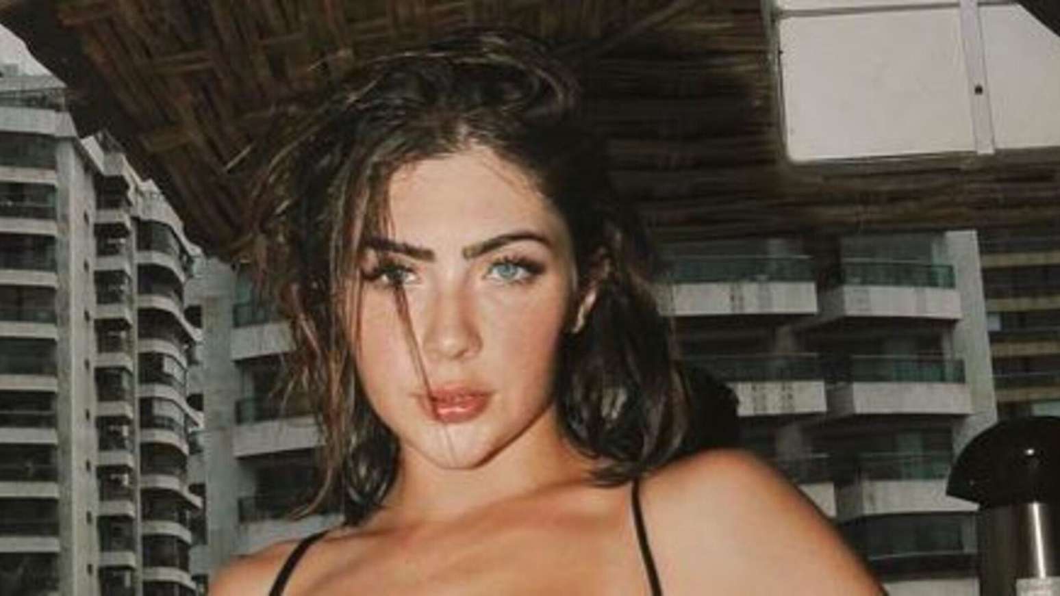 De biquíni, Jade Picon exibe corpão na praia da Barra da Tijuca