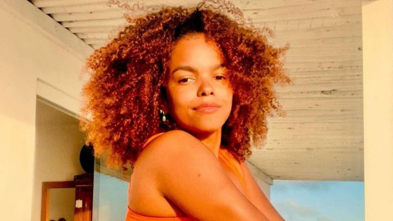 Jeniffer Nascimento exibe barrigão de 5 meses com look curtinho barbiecore