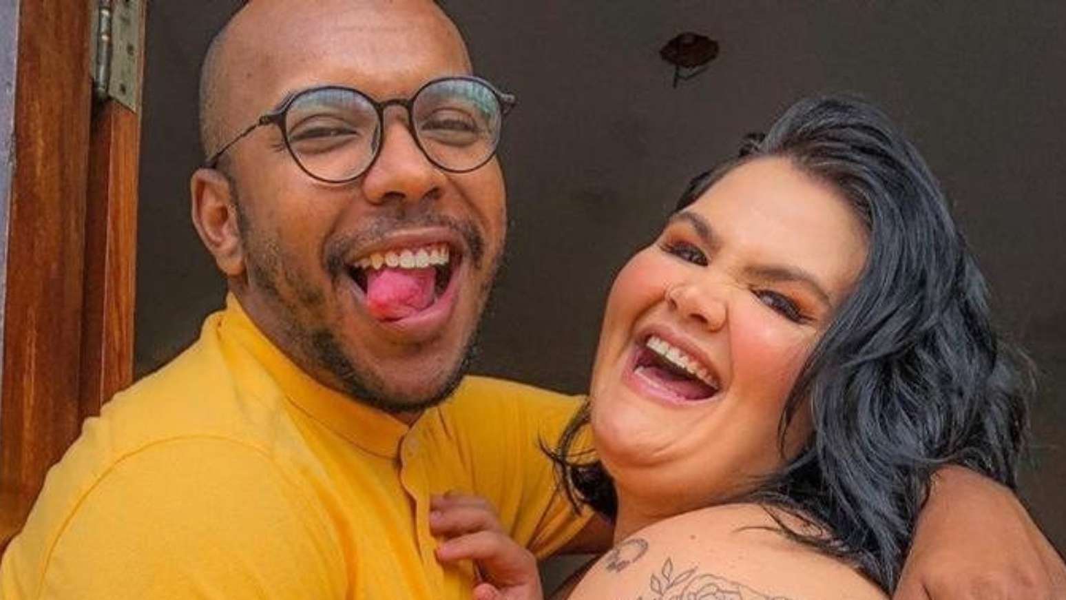 Thais Carla choca a web ao posar completamente nua com o marido em banheiro