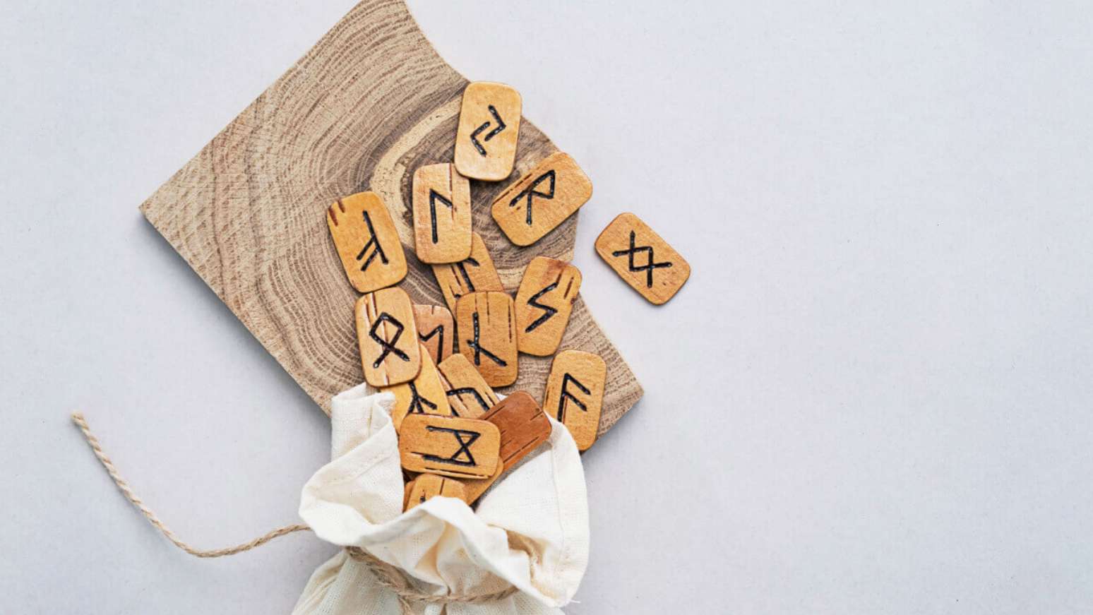Conheça a magia das runas para harmonizar os relacionamentos