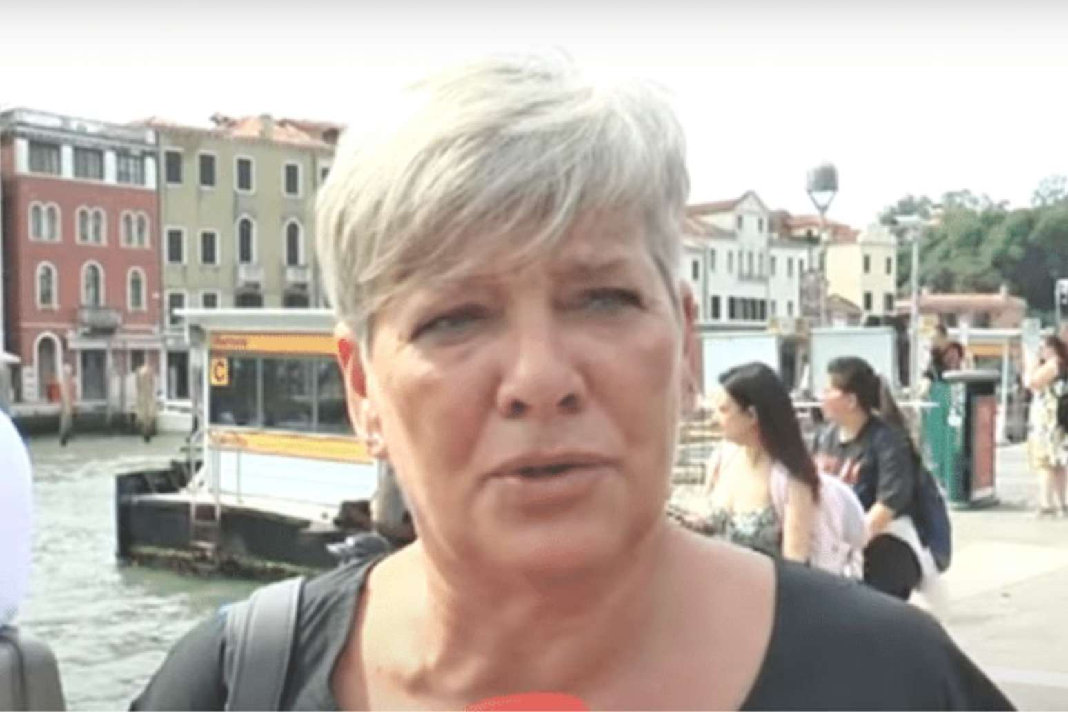 'Attenzione, pickpocket': italiana que ficou famosa pelo meme é roubada ...