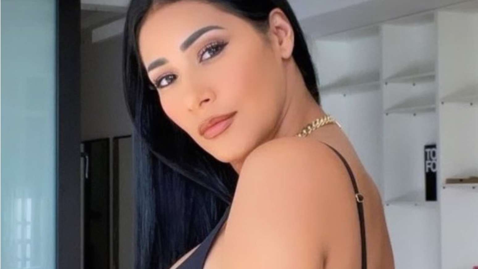 Sem sutiã, Simaria mostra antes e depois da maquiagem, e causa rebuliço ...