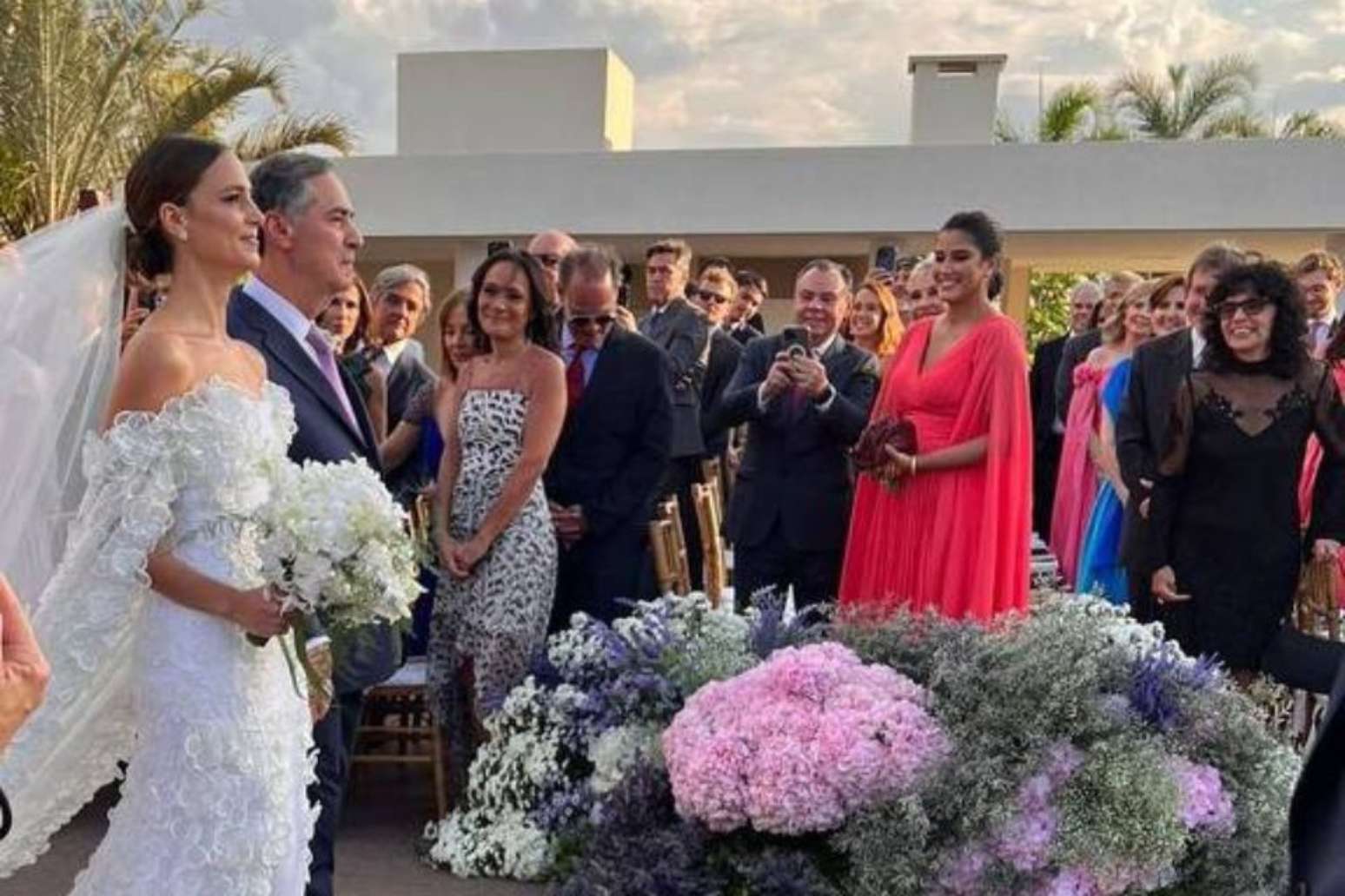 Ministros do STF marcam presença em casamento da filha de Barroso