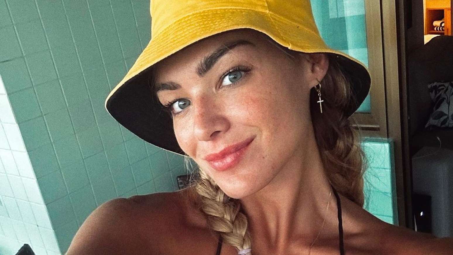 Bárbara Heck agita a web ao surgir de biquíni fininho na praia