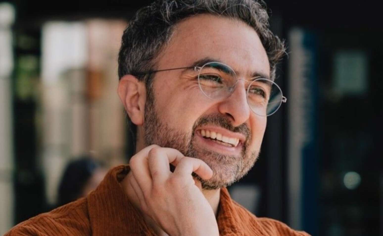 Inspire-se em um exemplo como Mustafa Suleyman