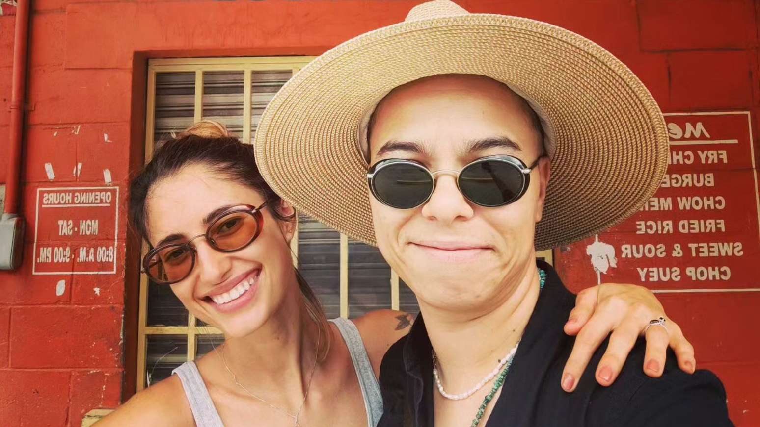 Maria Gadú beija Ana Paula Popi e anuncia casamento: 'Sim ao amor'