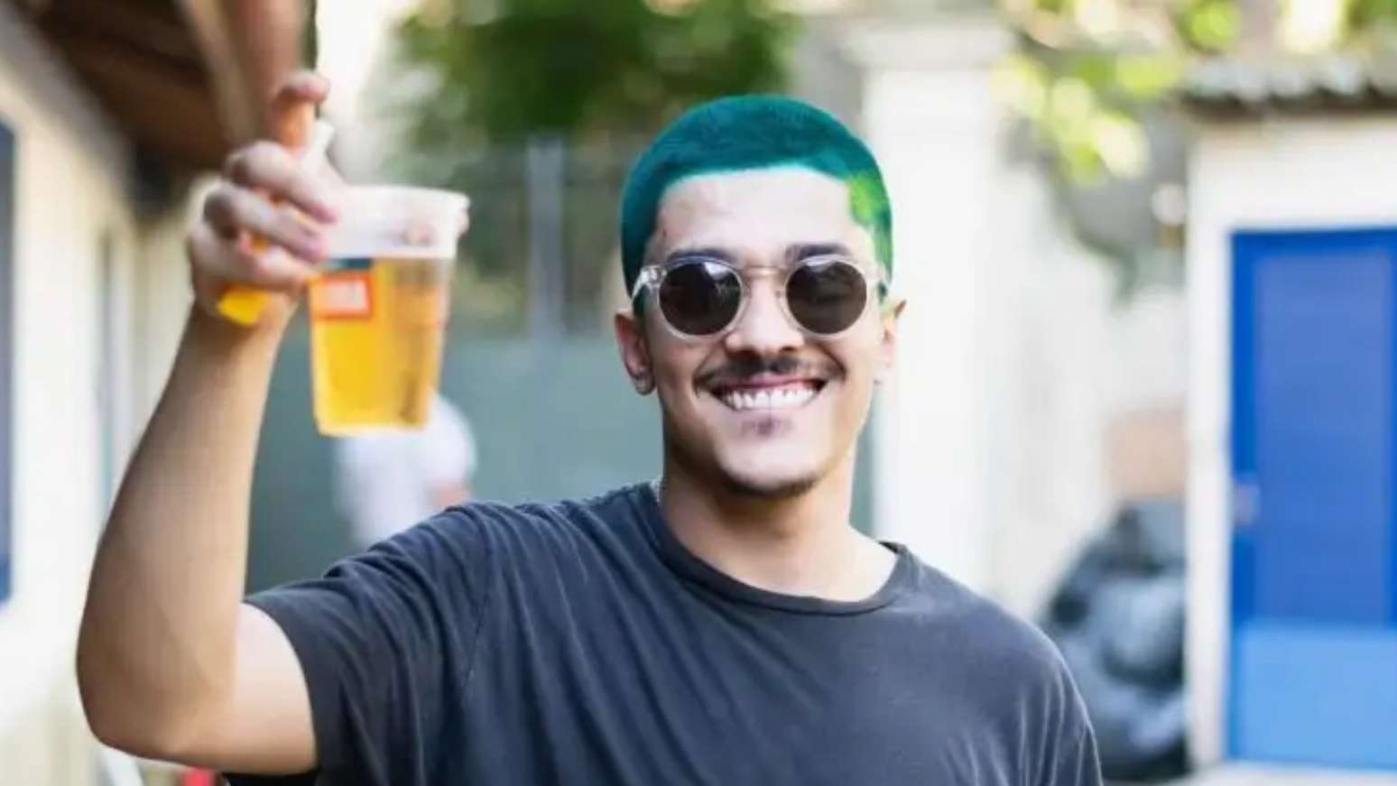 Chico Moedas é visto aos beijos com loira misteriosa após término com ...