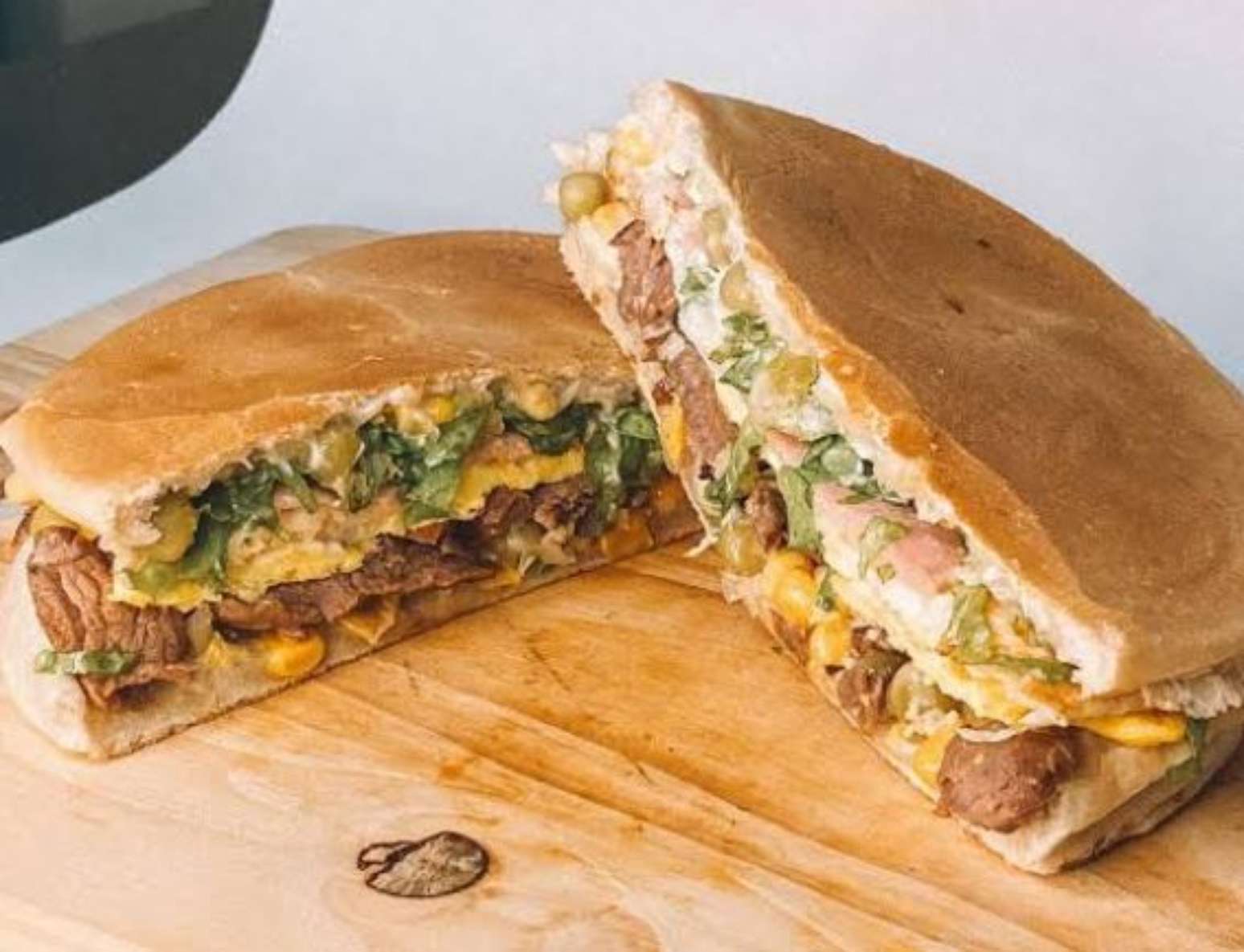 Saiba quais são os 10 sabores de xis mais pedidos em Porto Alegre