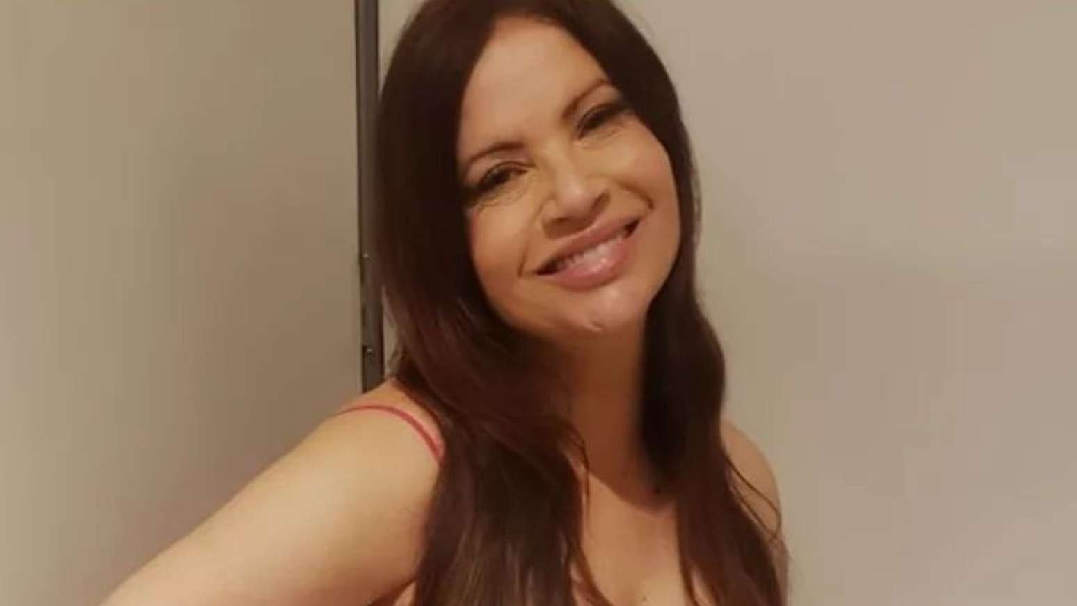 Aos 58 anos, Isadora Ribeiro chama atenção de maiô decotado na piscina