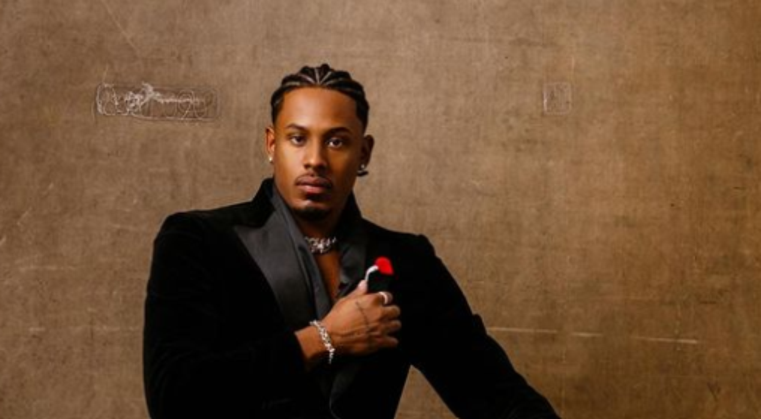 Paulo André usa colar avaliado em R$ 20 mil durante premiação