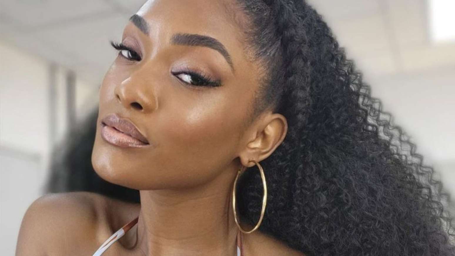 Atriz Erika Januza aparece super decotada em evento na Sapucaí