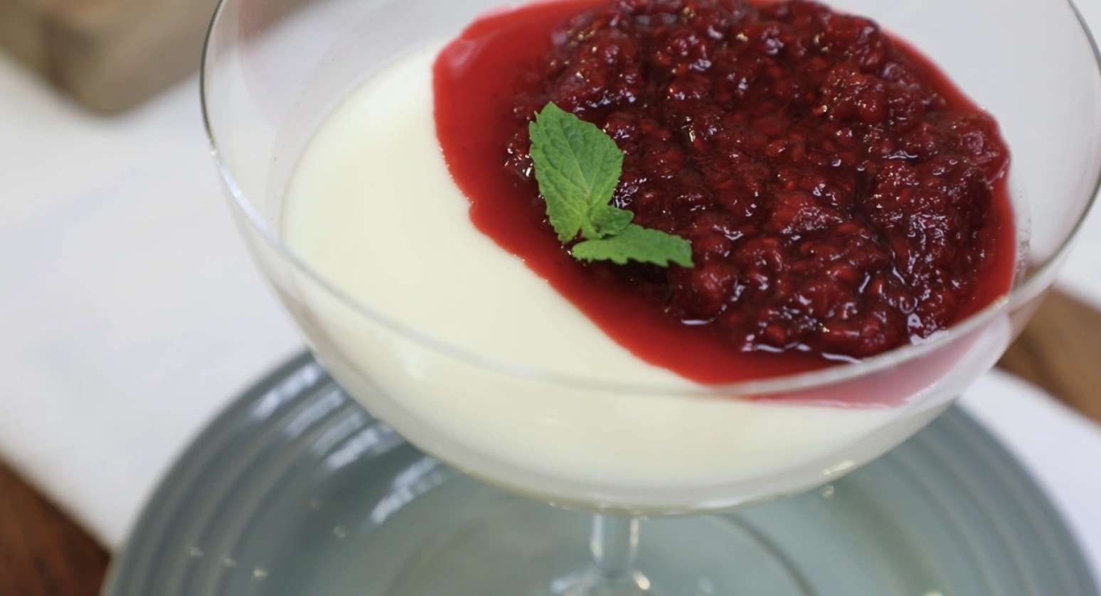 Panacota com frutas vermelhas, uma sobremesa fácil e rápida