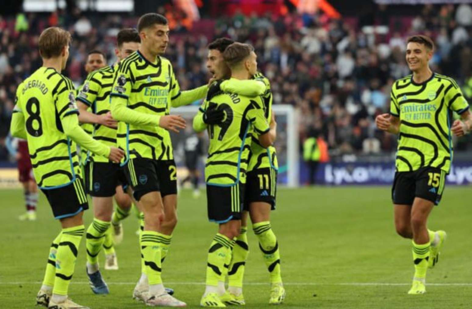 Arsenal passeia sobre o Burnley e segue na caça ao Liverpool