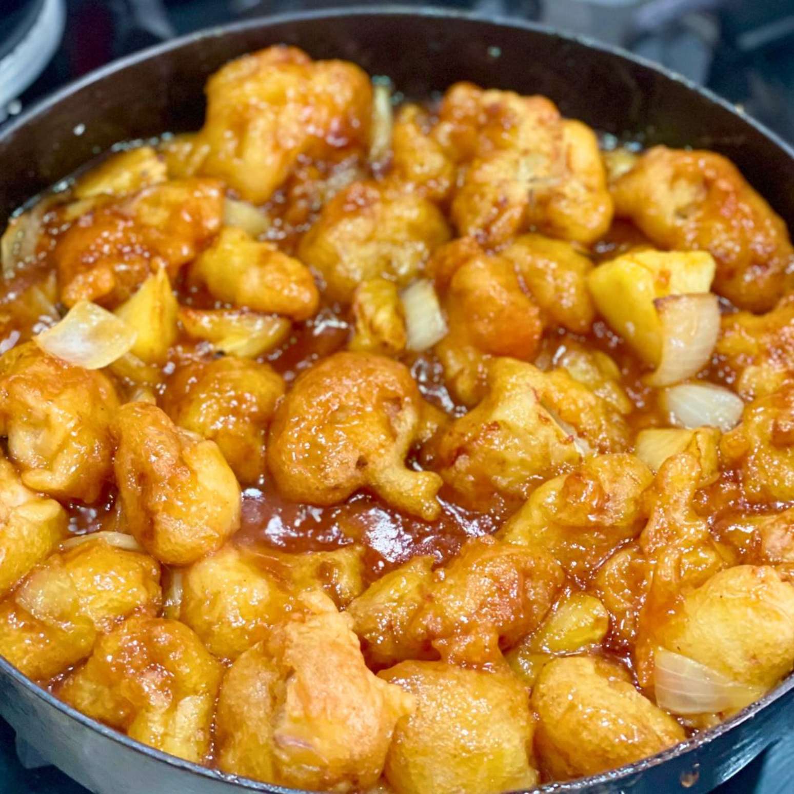 Frango agridoce chinês, com legumes e abacaxi, saboroso