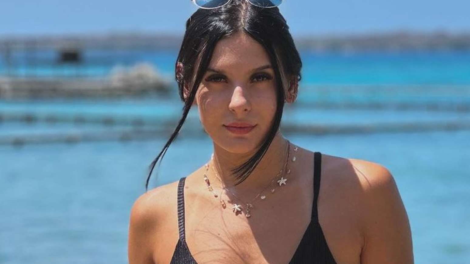 Ana Castela impressiona ao surgir de biquíni fininho em barco de luxo