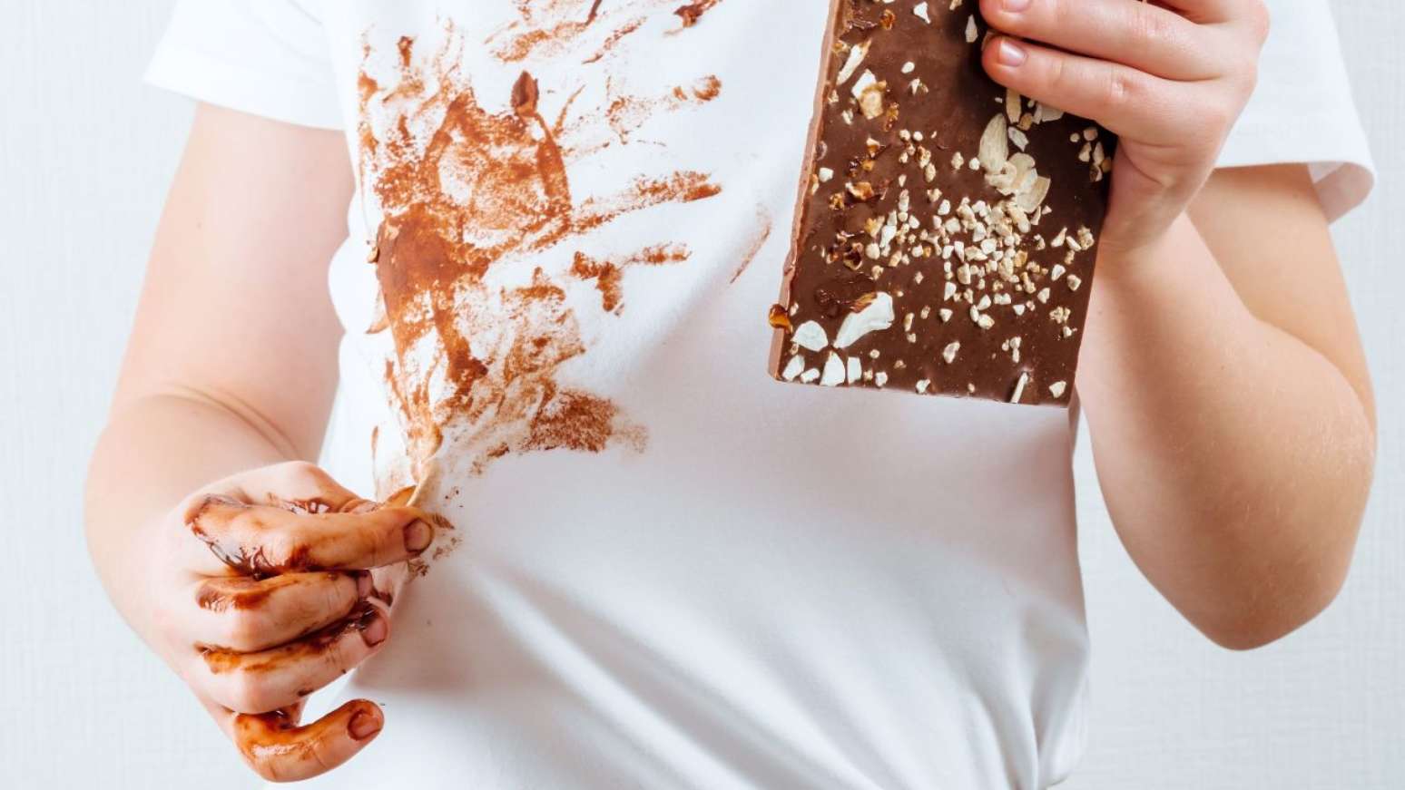 Conheça truque para tirar manchas de chocolate de roupa