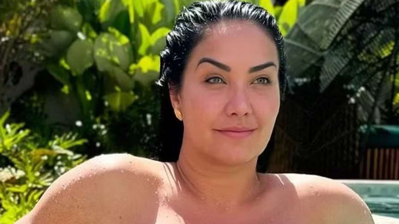 Helen Ganzarolli usa fio-dental em dia de sol e rouba a cena na piscina