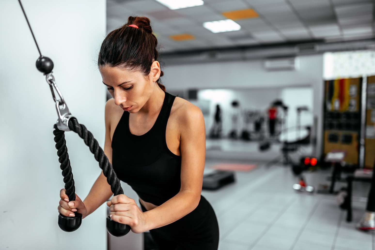 Tríceps na polia: 4 exercícios para treinar usando cabos!