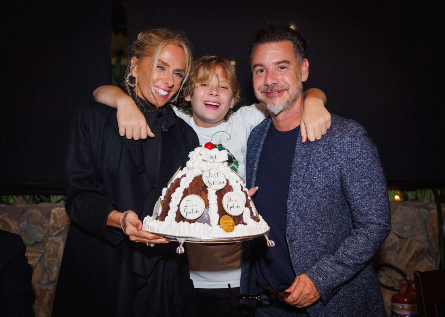 Galisteu festeja 51 anos de all black e ganha bolsa poderosa