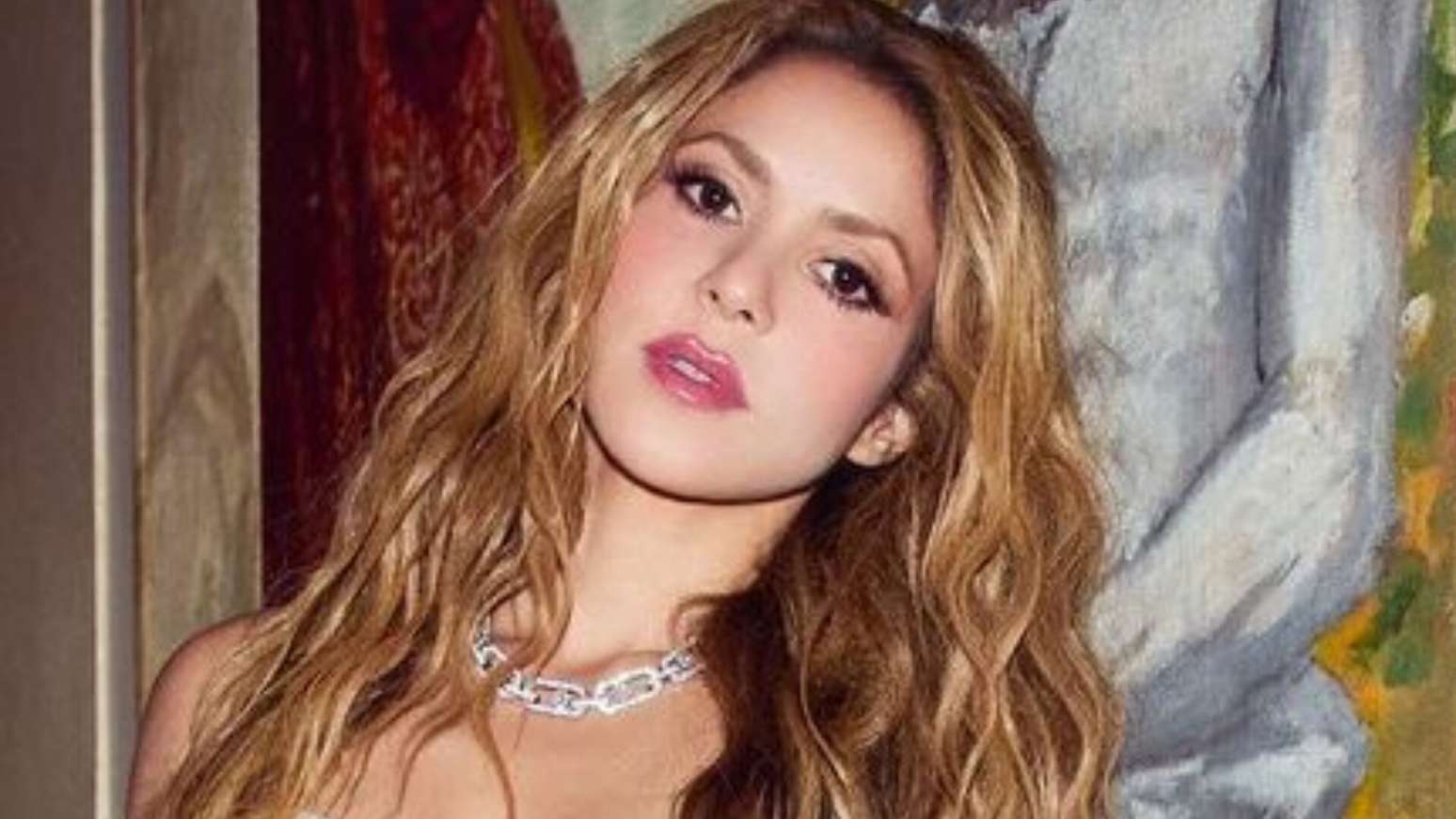 Solteiríssima e com vestido mínimo, Shakira rouba a cena no after party ...