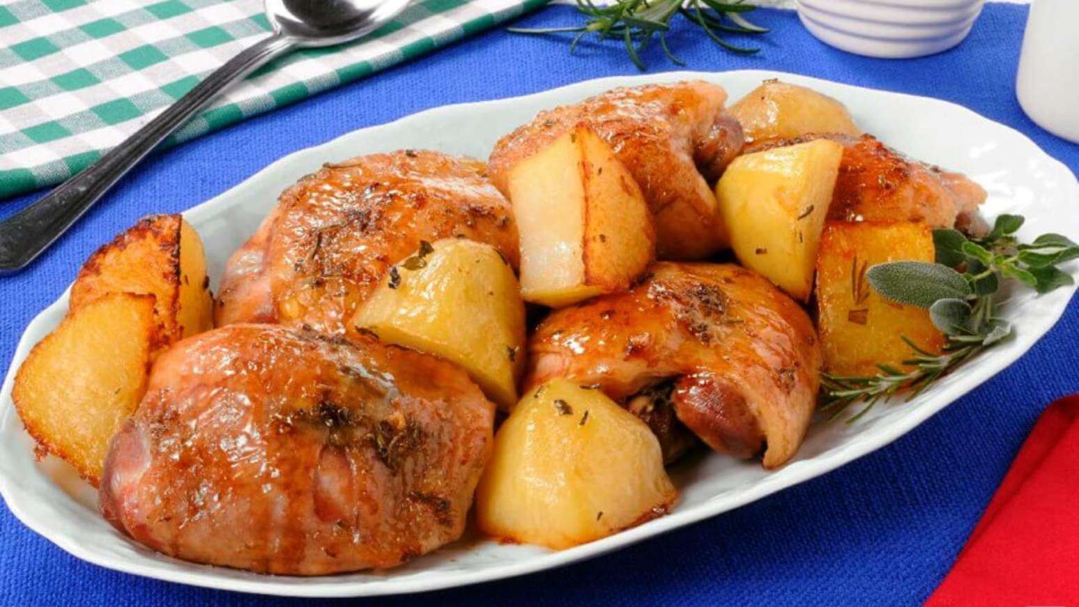 Aprenda a fazer coxa e sobrecoxa assada com batata para o almoço