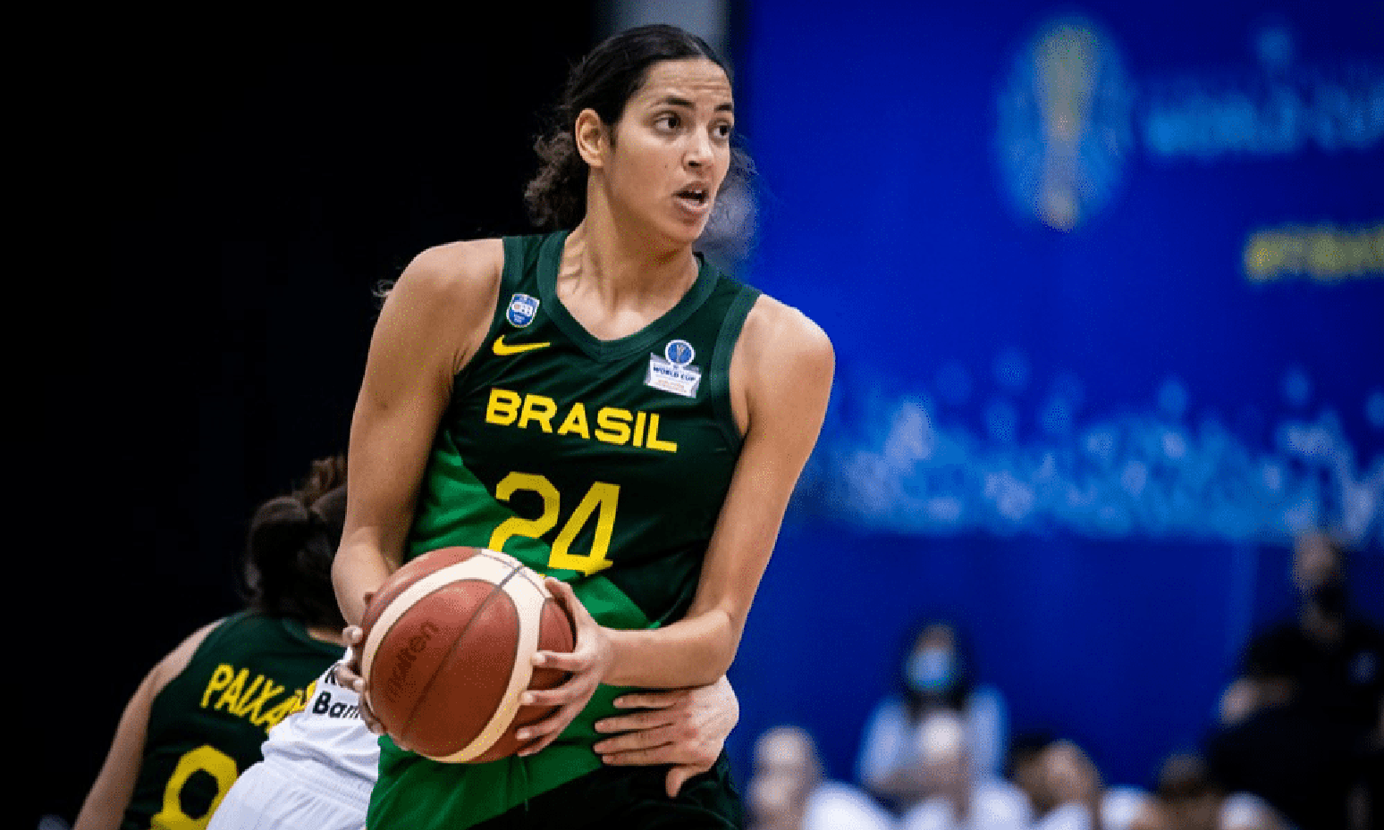 Stephanie Soares sai do banco e estreia com vitória na WNBA