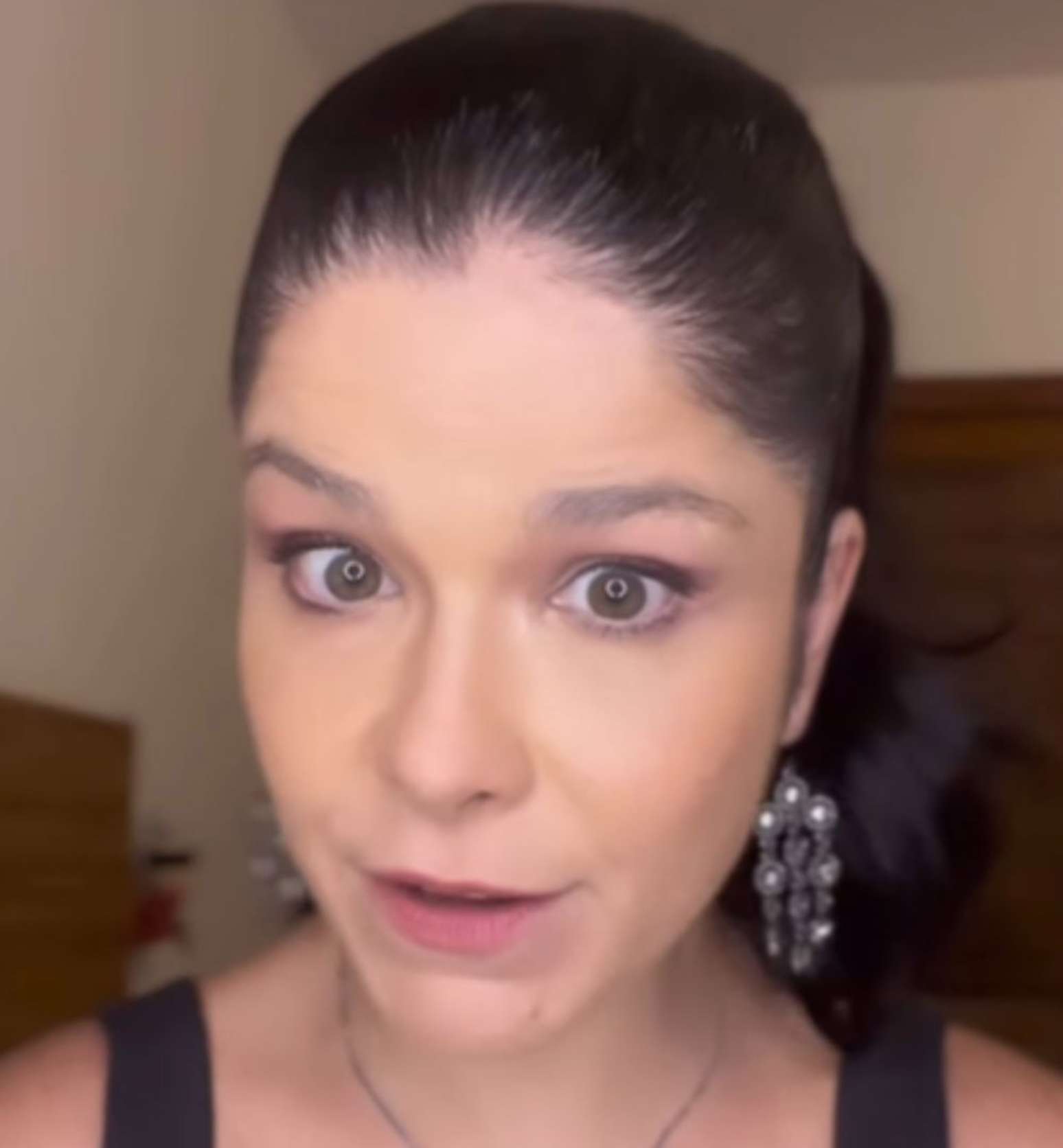 Samara Felippo é condenada em ação de Mario Frias por emoji de cocô