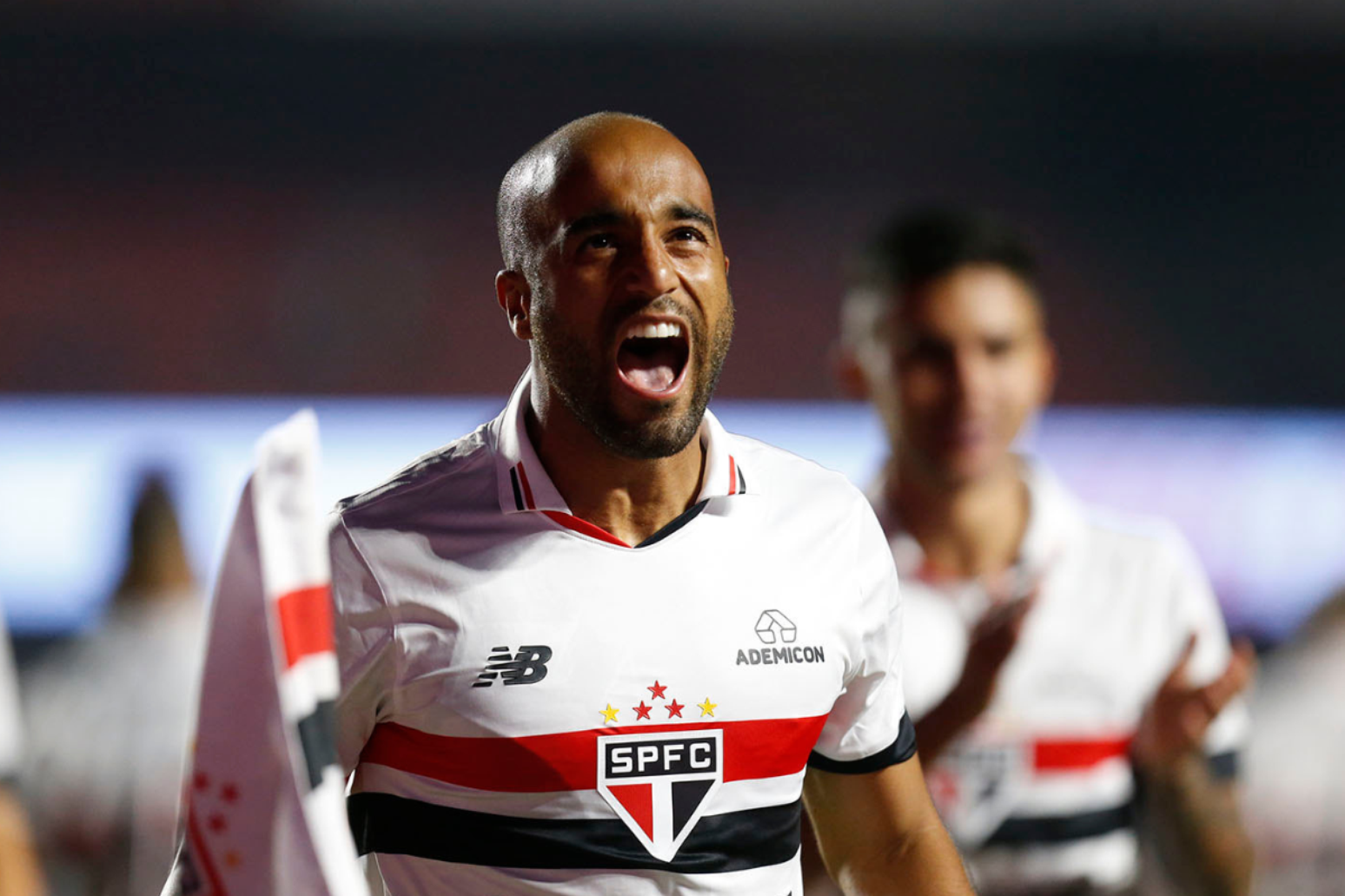 Autor do primeiro gol do São Paulo, Lucas comemora mais uma vitória no ...