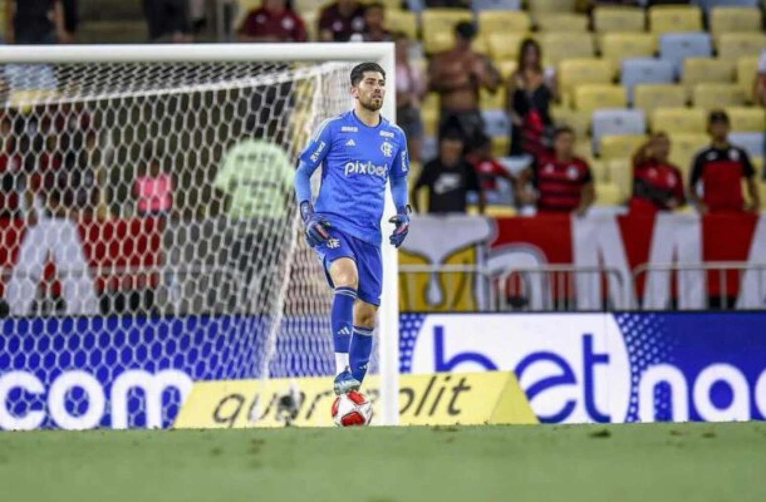 Ex-goleiro rasga elogios para Rossi: 'Já é Flamengo'